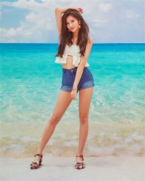 Twiceサナの胸が凄い！豊胸じゃない？水着画像など多数あり