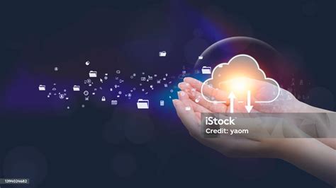 클라우드 컴퓨팅 다이어그램이 손에 표시됩니다 클라우드 기술 데이터 저장 네트워킹 및 인터넷 서비스 개념 미래 지향적 인 톤 퍼플 네온 색상 클라우드 컴퓨팅에 대한 스톡 사진