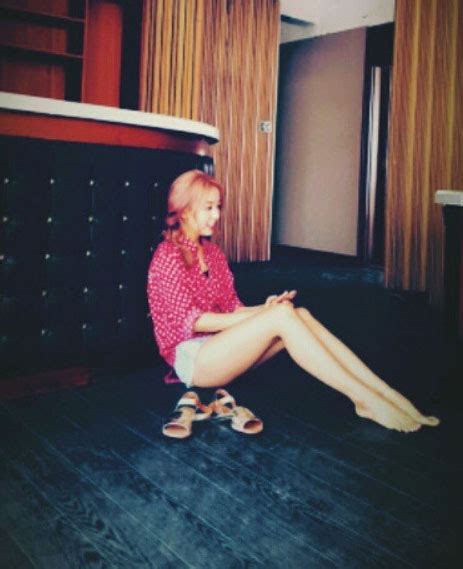 백아연 아찔한 핫팬츠 꿀벅지에 명품 각선미 연예 기사 더팩트