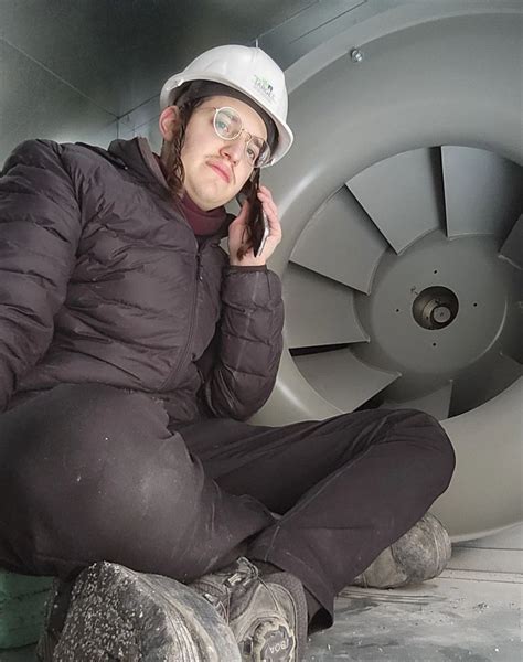 Helpful Tip ⚠️ If You Are Standing Outside In The Freezing Cold 🥶 Waiting On 📞 Hold With Tech