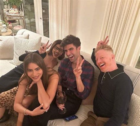 《摩登家庭》剧组聚会！给缺席的phil准备了相框 搜狐大视野 搜狐新闻