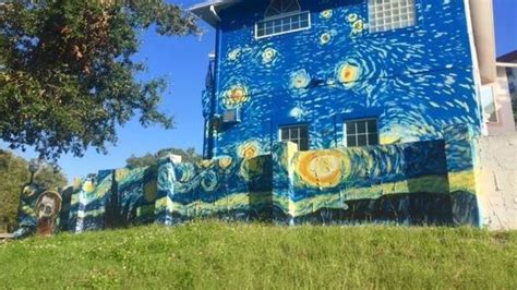Pareja Lucha Por Mantener Pintura De Van Gogh En Su Fachada Por Hijo