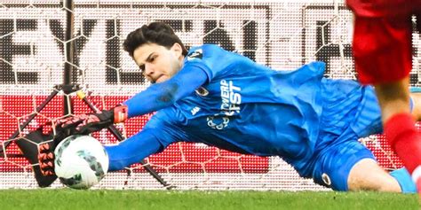 Alasan Manchester United Pilih Senne Lammens Ketimbang Emi Martinez Calon Pewaris Takhta Courtois