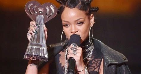 The Deluxe Delight Blog Rihanna Wins 4 Awards At Iheartradio Awards