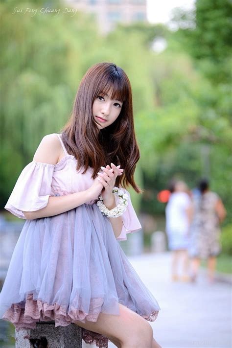 绿意盎然清甜佳怡妹子图