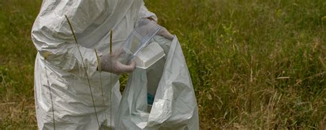 쓰레기를 수거하고 생태 개념 자원 봉사자 플라스틱 재활용 지구를 구하고 지구를 깨끗하게 유지 환경을 청소하는 남자 50 54세에