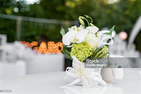 야외 레스토랑에서 테이블에 꽃입니다 카페의 여름 테라스의 인테리어입니다 결혼식 피로연 또는 이벤트에 대 한 테이블 설정입니다 텍스트에 대 한 공간을 복사 합니다 0명에 대한