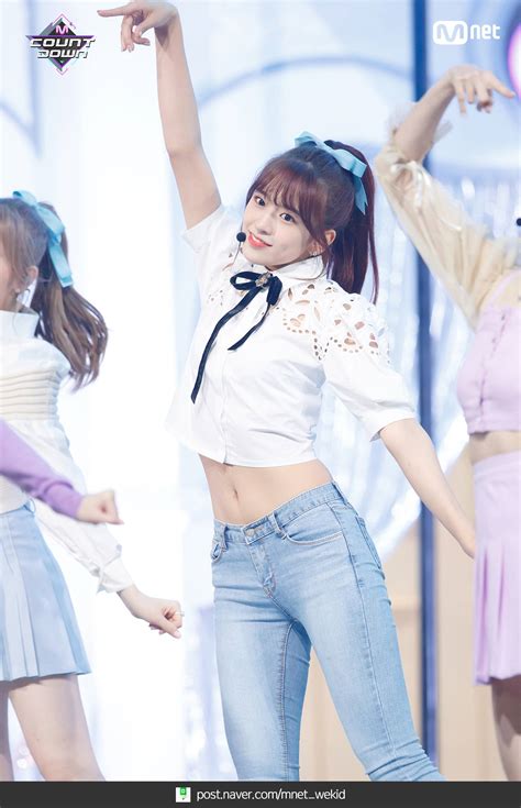 안유진 배꼽