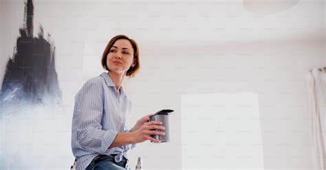 벽을 검은색으로 칠하는 젊은 창조적인 여성의 초상화 중소기업의 스타트 업 사진 Unsplash의 슬로바키아 이미지