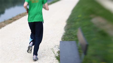 Günzburg Joggerin Trifft Auf Einen Nackten Spaziergänger Im Wald Bei