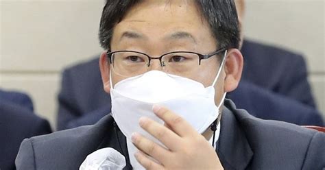 답변하는 허성욱 정보통신산업진흥원장