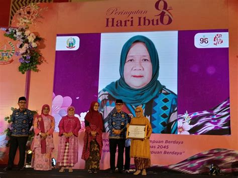 Prof Dr Rabina Yunus Terima Penghargaan Perempuan Inspiratif Dan Gender