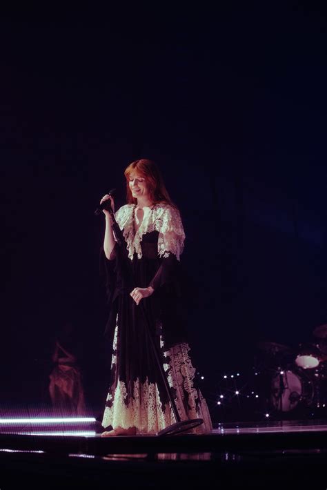 Florence The Machine Began Fall Tour In Montreal Pics Video Setlist