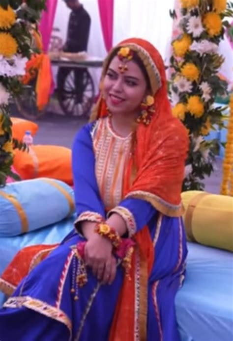 Today I Was Seeing Mahira Khans Mehandi Picture And It Reminded Me Dabbas Mehandi Ceremony