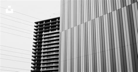Una Foto En Blanco Y Negro De Dos Edificios Altos Foto Imagen De Papel Tapiz Gratuita En Unsplash