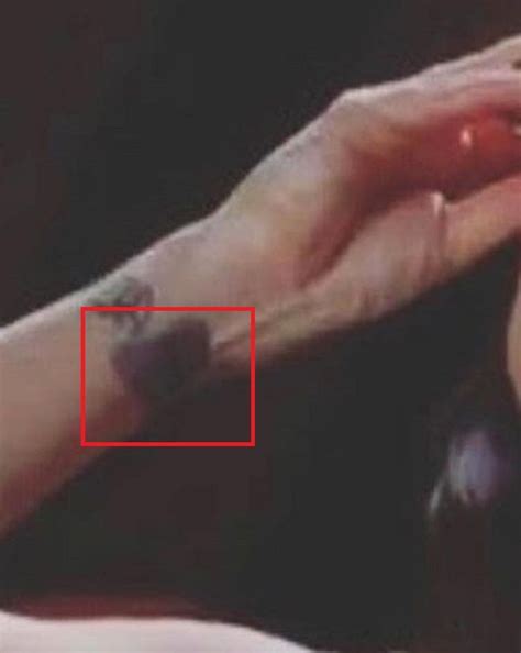 Holly Marie Combs 5 Tattoos And Their Meanings Body Art Guru