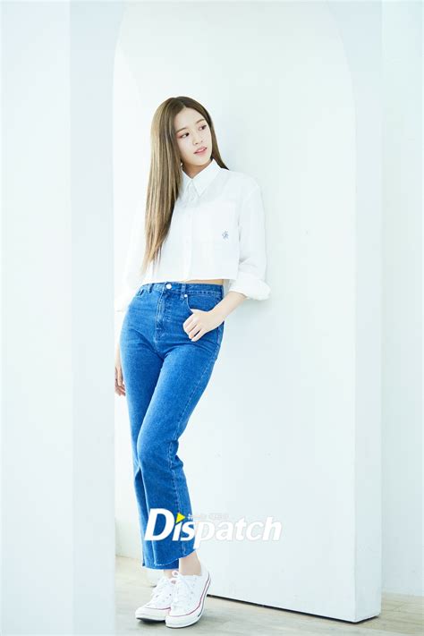 아이브 안유진 흰셔츠청바지 입은 청량 미소녀 디스패치 스타일