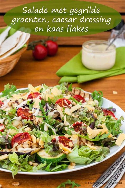 Salade Van Gegrilde Groenten Caesar Dressing En Kaas Flakes Recept Groenten Gegrilde