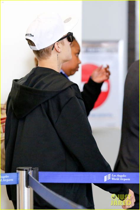 Justin Biebers Pants Slide Down Super Low At Airport Security Photo