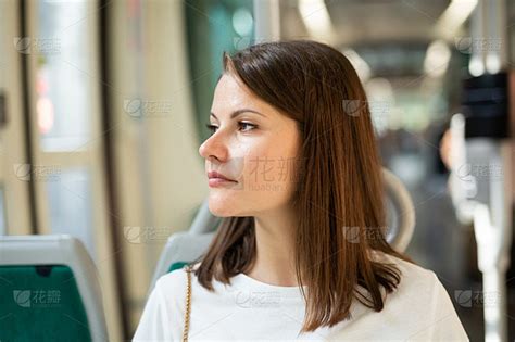 公共陆路交通中的女性乘客