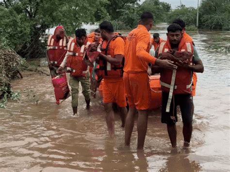 Rain Wreaks Havoc In Rawatbhata 2 Dead रावतभाटा में बारिश का कहर 2 मौत टापू बने गांव में