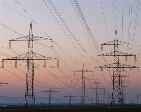 집 밖의 건축 경치 고전압 구조 구조 설계 그리드 기술 독일 바덴 뷔 르템 베르크 반복 산업 산업의 송전 시골 실루엣 실루엣이 있는 에너지