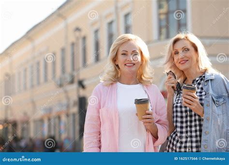 Belle Donne Mature Con Caffè Per Strada Fotografia Stock Immagine Di