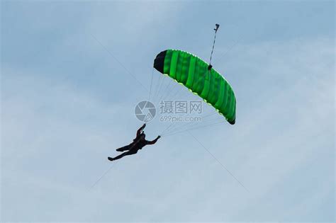 为登陆做准备的绿色降落伞与蓝天对高清图片下载 正版图片505164217 摄图网
