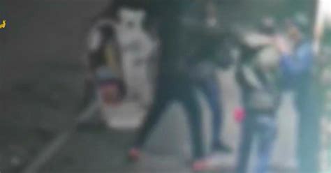 Milano Pestato Da Tre Ragazzi Per Una Rapina Le Telecamere Incastrano Due Aggressori Video