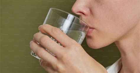 Foto Una Persona Bebiendo De Un Vaso Agua Potable Imagen En Unsplash
