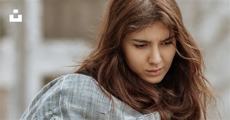 파란색과 흰색 격자 무늬 긴 소매 셔츠를 입은 여자 녹색 나무 벤치에 앉아 사진 Unsplash의 무료 여자 이미지