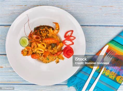 페루 음식 아로즈 콘 마리스코라고 불리는 바다 음식과 쌀 선택적 초점 0명에 대한 스톡 사진 및 기타 이미지 0명 갑각류 갑오징어류 Istock