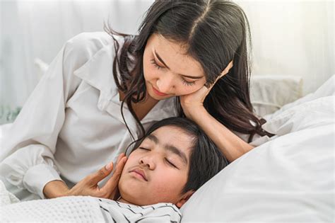 Sección Media De Madre E Hijo Durmiendo En La Cama Foto De Stock Y Más