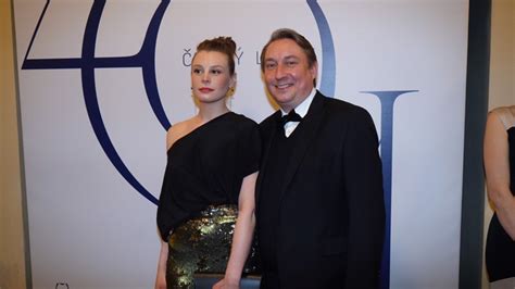 Galerie Robert Mikluš Ze Zlaté Labutě Do Varů Vyvezl Maminku Podobu