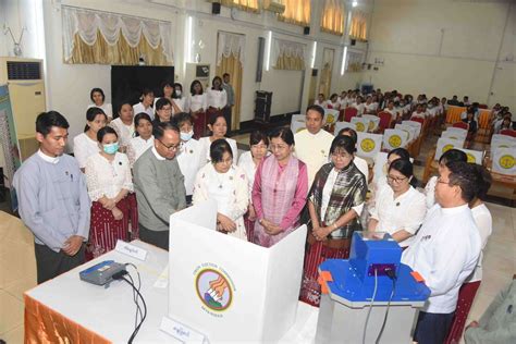 ပြည်ထောင်စုဝန်ကြီး ဒေါက်တာစိုးဝင်း ဘားအံမြို့ရှိ ဝန်ထမ်းများနှင့် တ