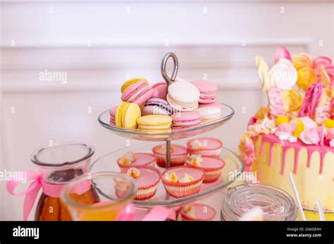 Macarons Français Sur Un Présentoir à Gâteaux Bar à Bonbons Avec Macaron Gâteaux Cheesecakes