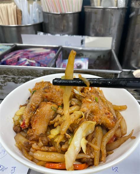 景記咖啡 是日午餐有肥嘟嘟滑捋捋既銀針粉 （椒鹽豬扒係老細私人醒😏） 銀針粉 椒鹽肉排 員工午餐 Facebook