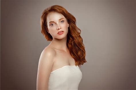 길고 빛나는 물결 모양의 머리와 갈색 머리 여자 소녀 곱슬 헤어스타일 자연 초상화와 아름 다운 모델입니다 갈색에 대한 스톡 사진 및 기타 이미지 Istock