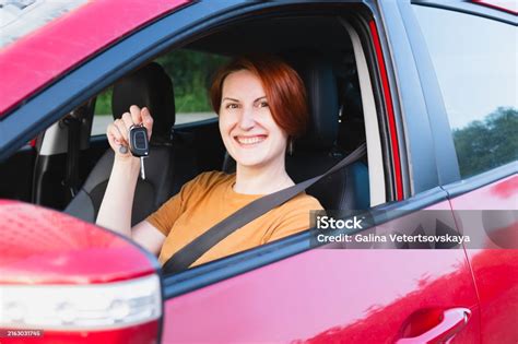 빨간 머리를 가진 매력적인 여성이 열쇠를 손에 들고 차에 앉아 있습니다 40 44세에 대한 스톡 사진 및 기타 이미지 40 44세 거래자 고객 Istock