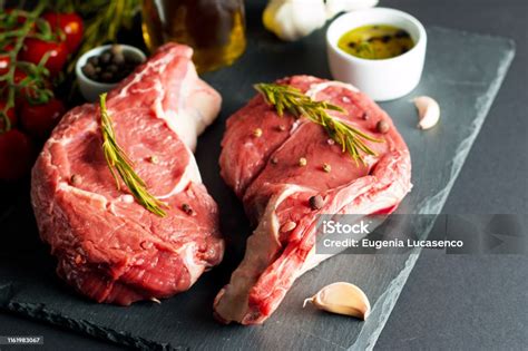 생 신선한 고기 쇠고기와 돼지 고기 스테이크 리브 아이 로즈마리 후추와 소금 소금과 향신료를 곁들인 대리석 쇠고기 커틀릿 건강한 식생활에 대한 스톡 사진 및 기타 이미지