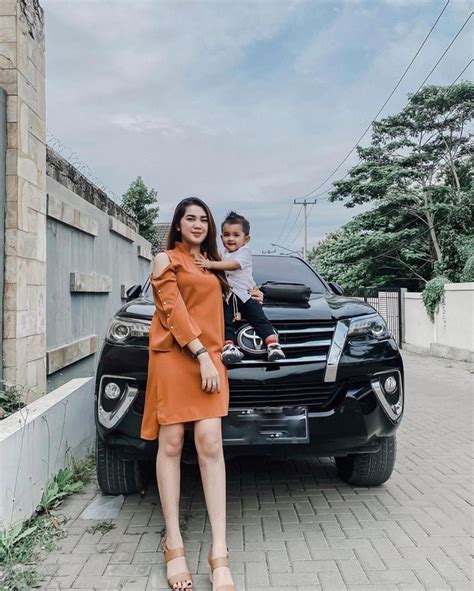 7 Portraits Of Strong Raya Kitty A Cool Single Mom