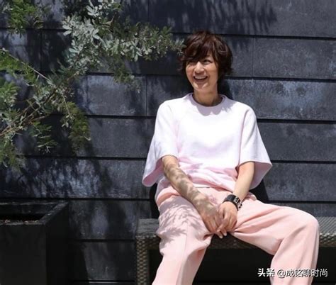 年纪越大越耐看，52岁福冈佳子穿衣搭配太养眼，简单时尚又显年轻