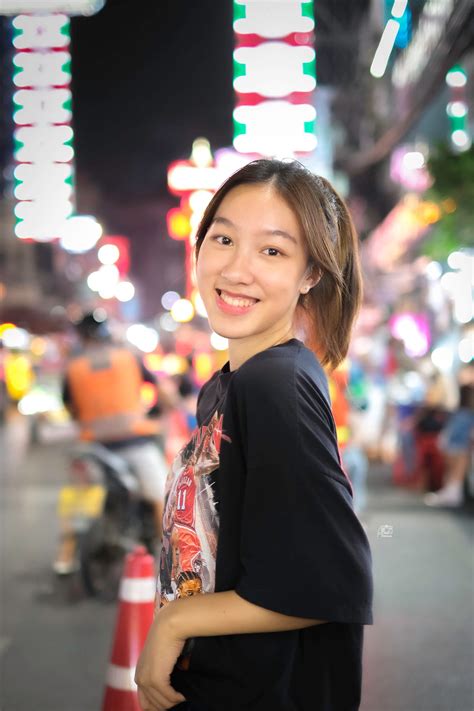 สายแชะ ให้สาวเชียงใหม่พาเที่ยวเยาวราช Guitar Nirada