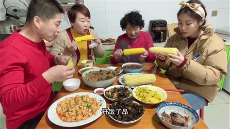 提点东西挨家串串门，还没吃饭奶奶就来接了？一盘玉米全家抢着吃 Youtube