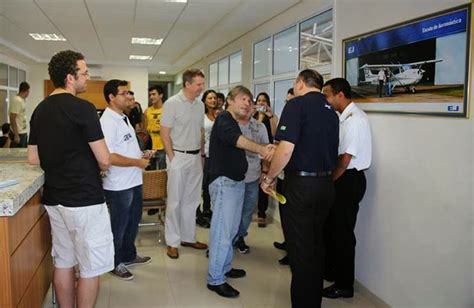 Bruce Dickinson Visita A Ej Escola De Aviação Civil Iron Maiden Brasil