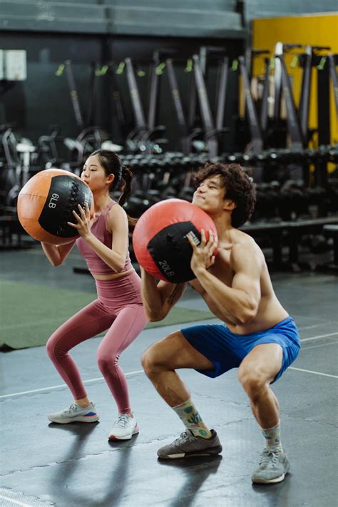 개인 연습 건강 결단 균형 그룹 운동 근육 나르는 남성 남자 다이나믹한 동등 들어올리다 라이프스타일 몸매가 좋은 반복 봉납 상반신을 드러낸