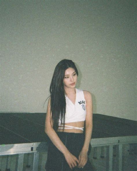 Pin By 𝐫𝐮𝐛𝐲 On ɪᴛᴢʏ Itzy Instagram Update Film Photography