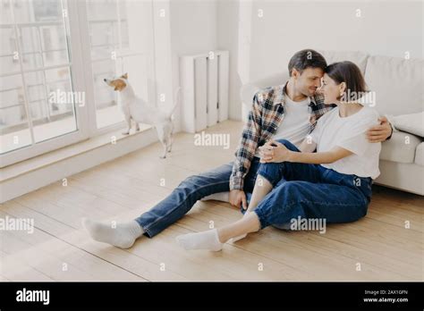 Kissing Kiss Pose Posing Hi Res Stock Photography And Images Alamy