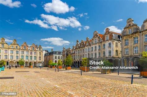 구시가지 중심의 라 그랑 플라스 광장에 플랑드르바로크 양식의 타운하우스 건물이 있는 아라스 도시 풍경 여름날의 푸른 하늘 파스