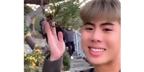 여행 갔을 때 엄마와 아빠 사진 특징 밈하우스